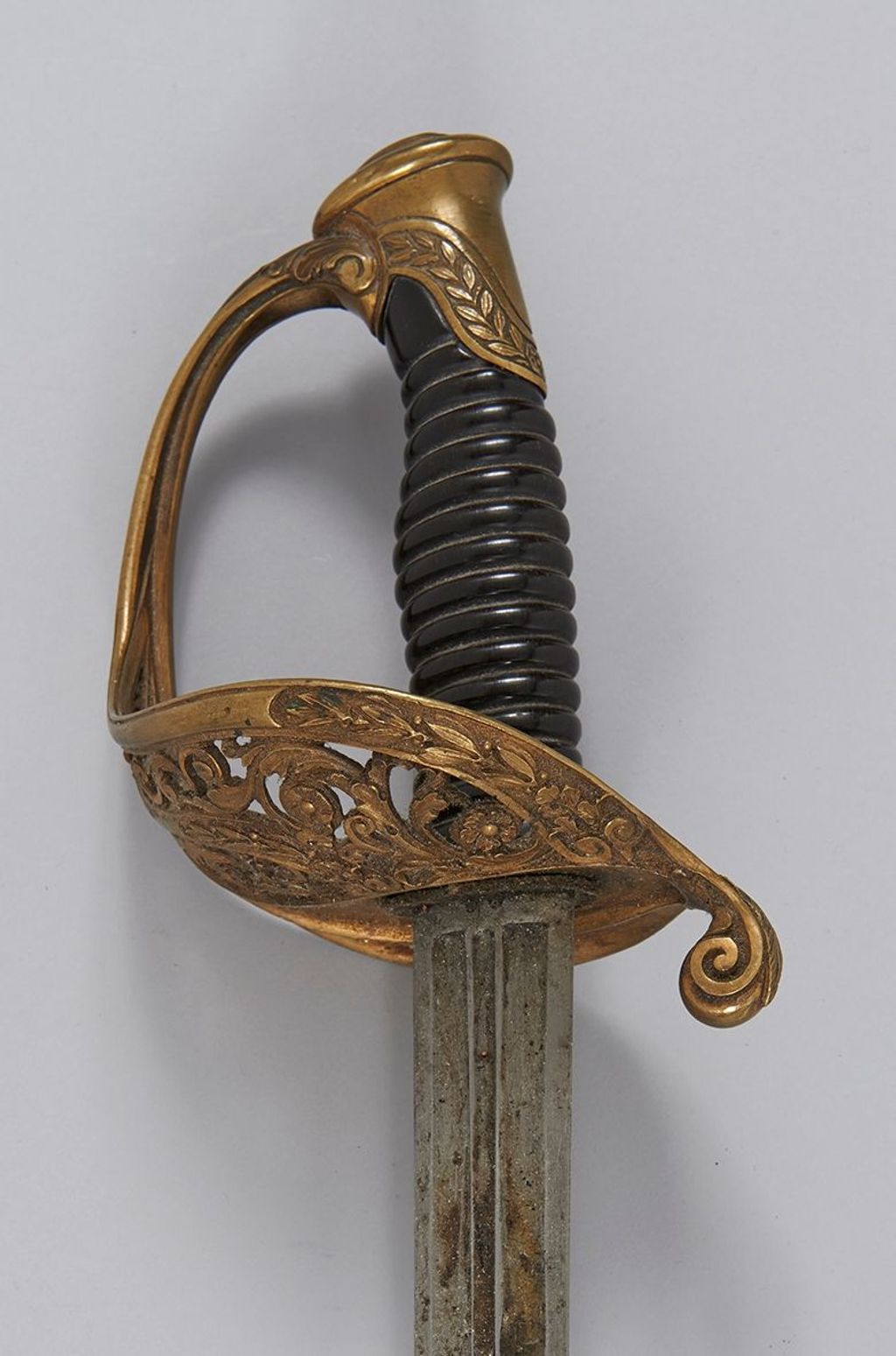 Sabre d'Officier d'Infanterie, modèle 1855. Poignée en corne. Monture ...