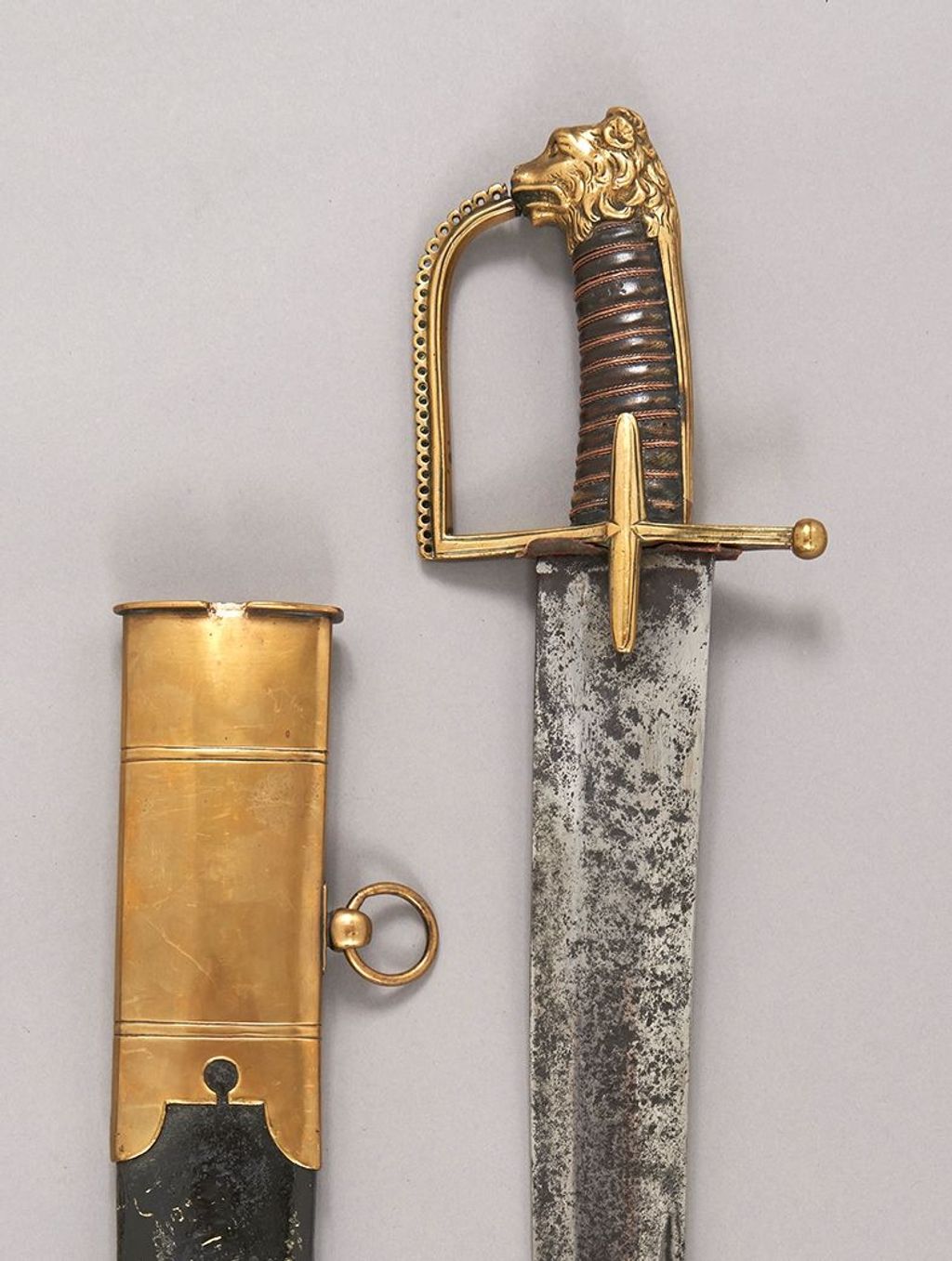 Fort sabre de Cavalerie légère. Poignée recouverte de basane avec ...