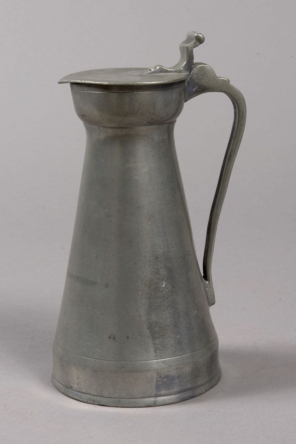 TURIN - Pichet tronconique, poucier en S. Poinçonnage: lion / (STAGNO ...