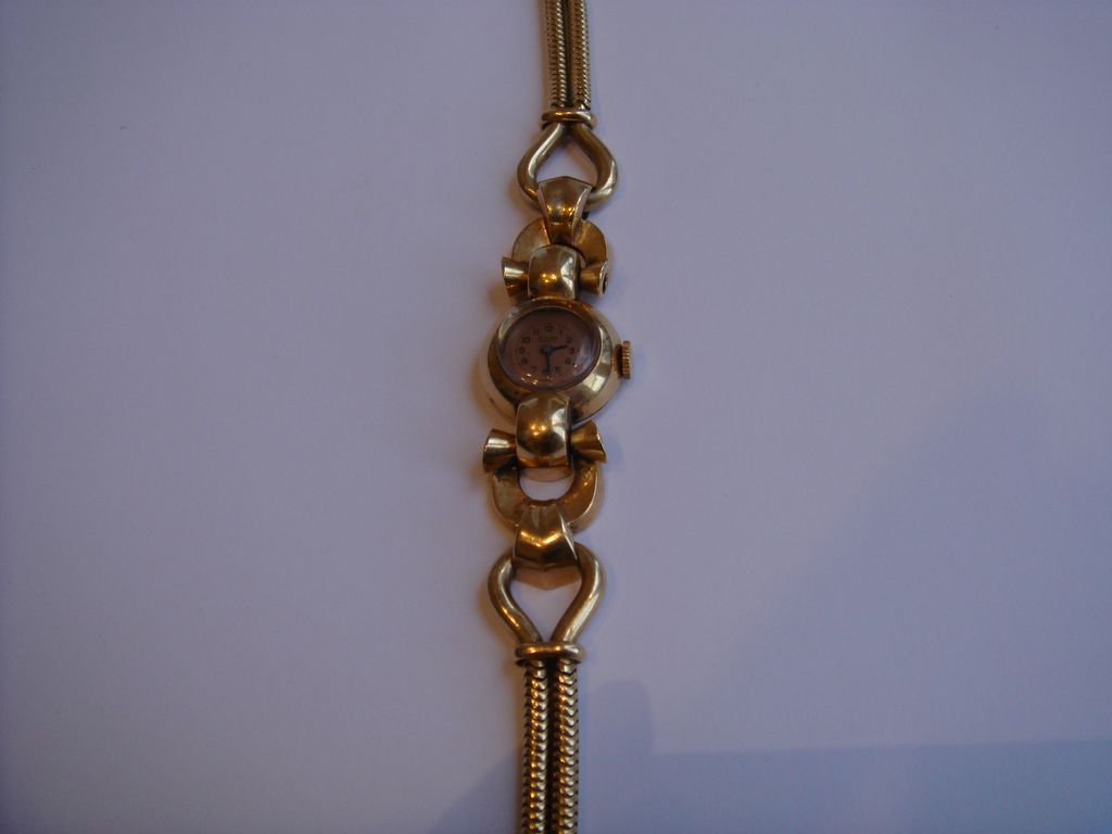 LUSINA Vers 1940. Montre-bracelet de dame en or rose, boîtier rond ...