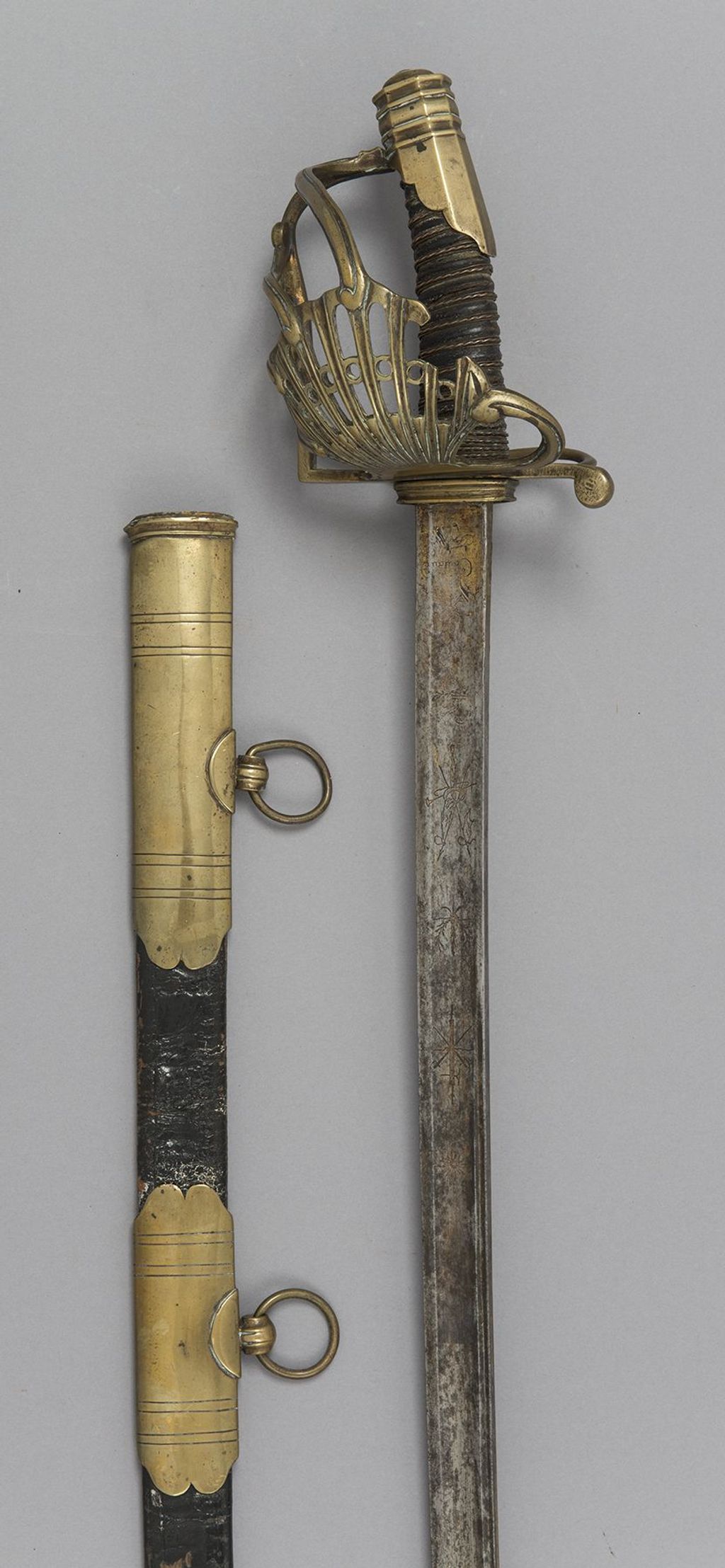 Sabre d'Officier de Cavalerie. Poignée recouverte de chagrin avec ...