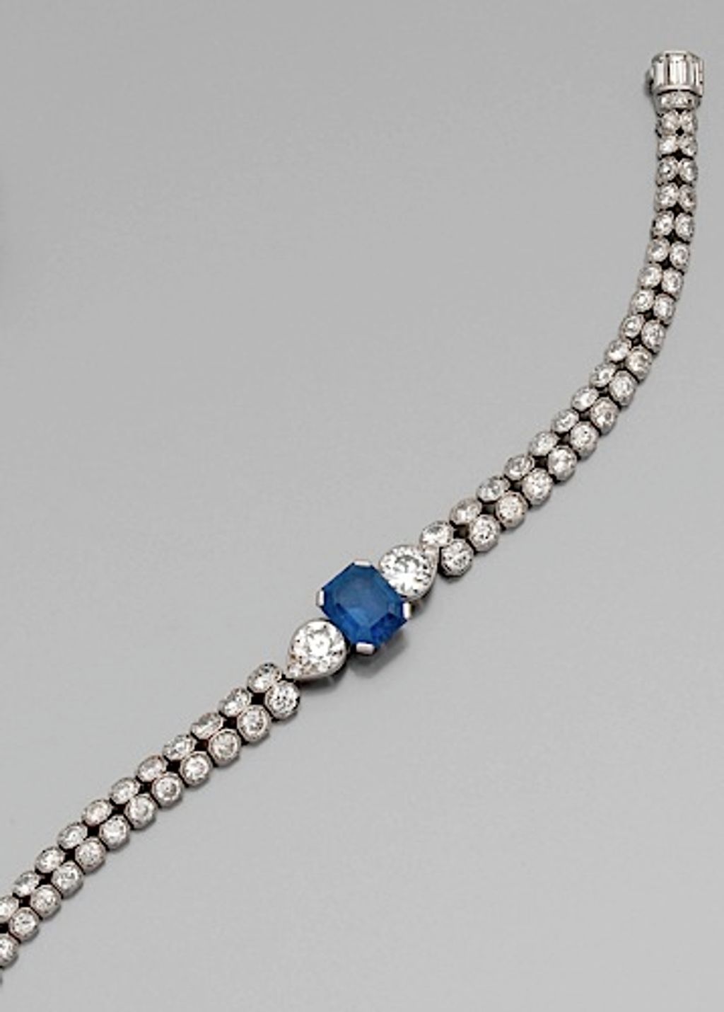CARTIER Bracelet en platine formé d'une double ligne souple de diamants ...
