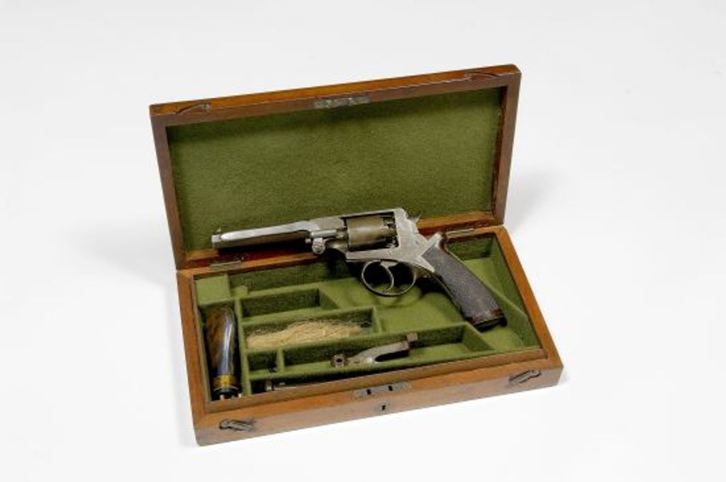 CASSETTE NECESSAIRE D'UN REVOLVER TYPE TRANTER (28 cm). Canon à pans ...