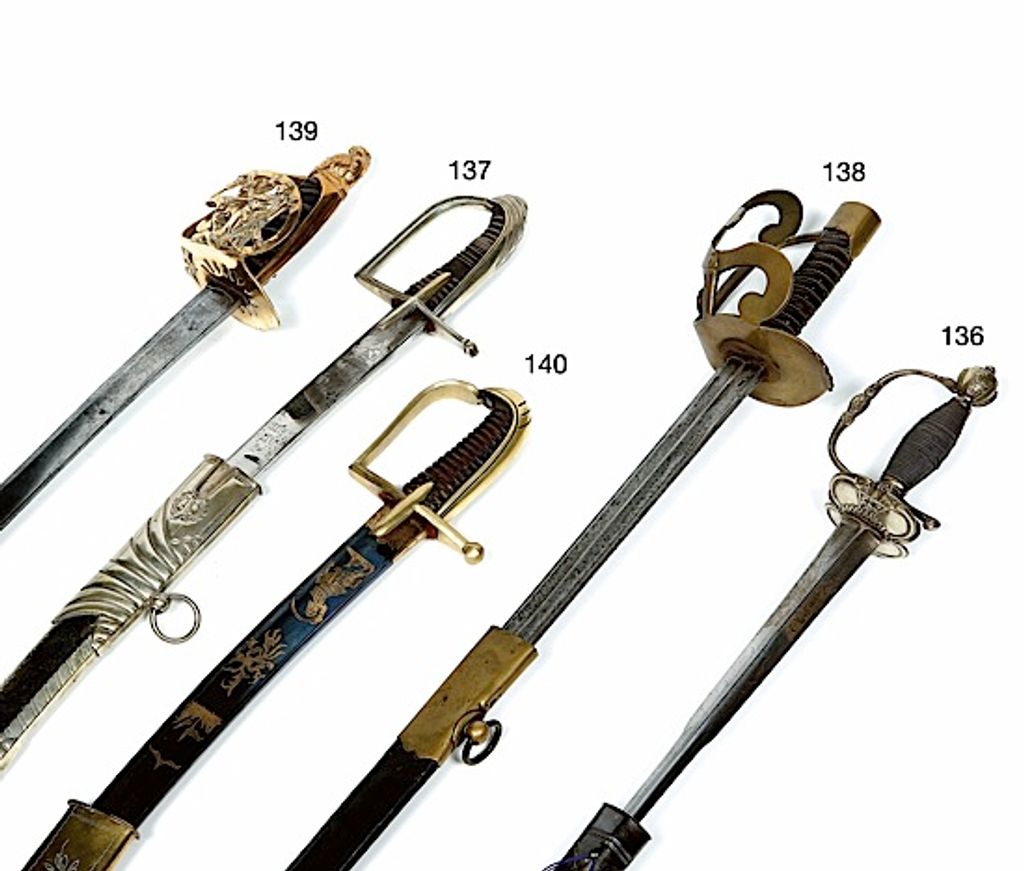 SABRE D’OFFICIER DE HUSSARD Monture laiton à la hongroise, la queue de ...