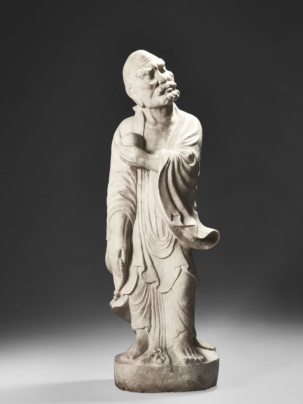 STATUE DE LUOHAN EN MARBRE BLANC, CHINE, DYNASTIE JIN, DATÉE 1167
