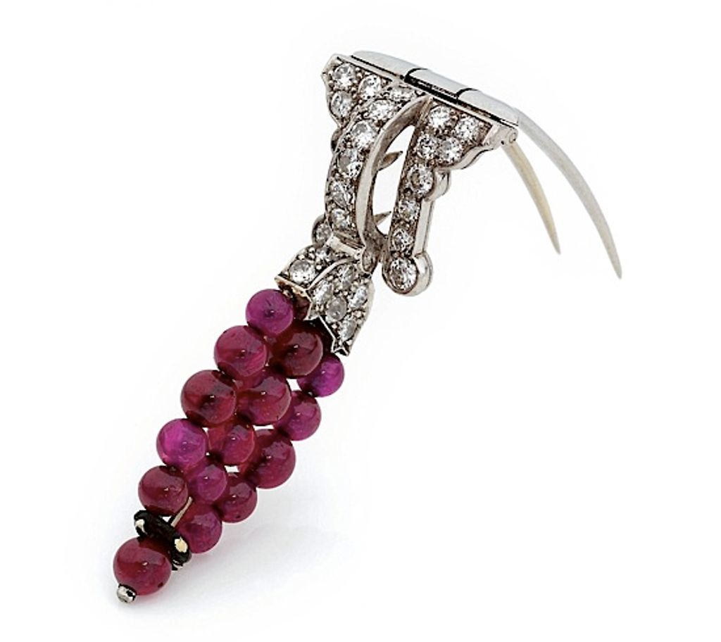 CARTIER Clip de corsage en platine à motif trapézoïdal serti de ...