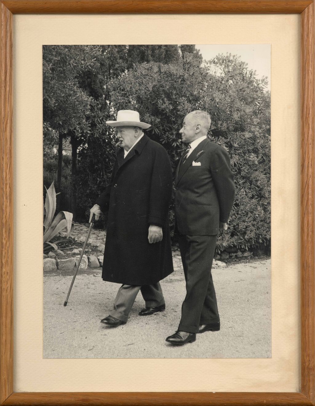 Winston Churchill et Paul Reynaud marchant dans les jardins de la villa ...