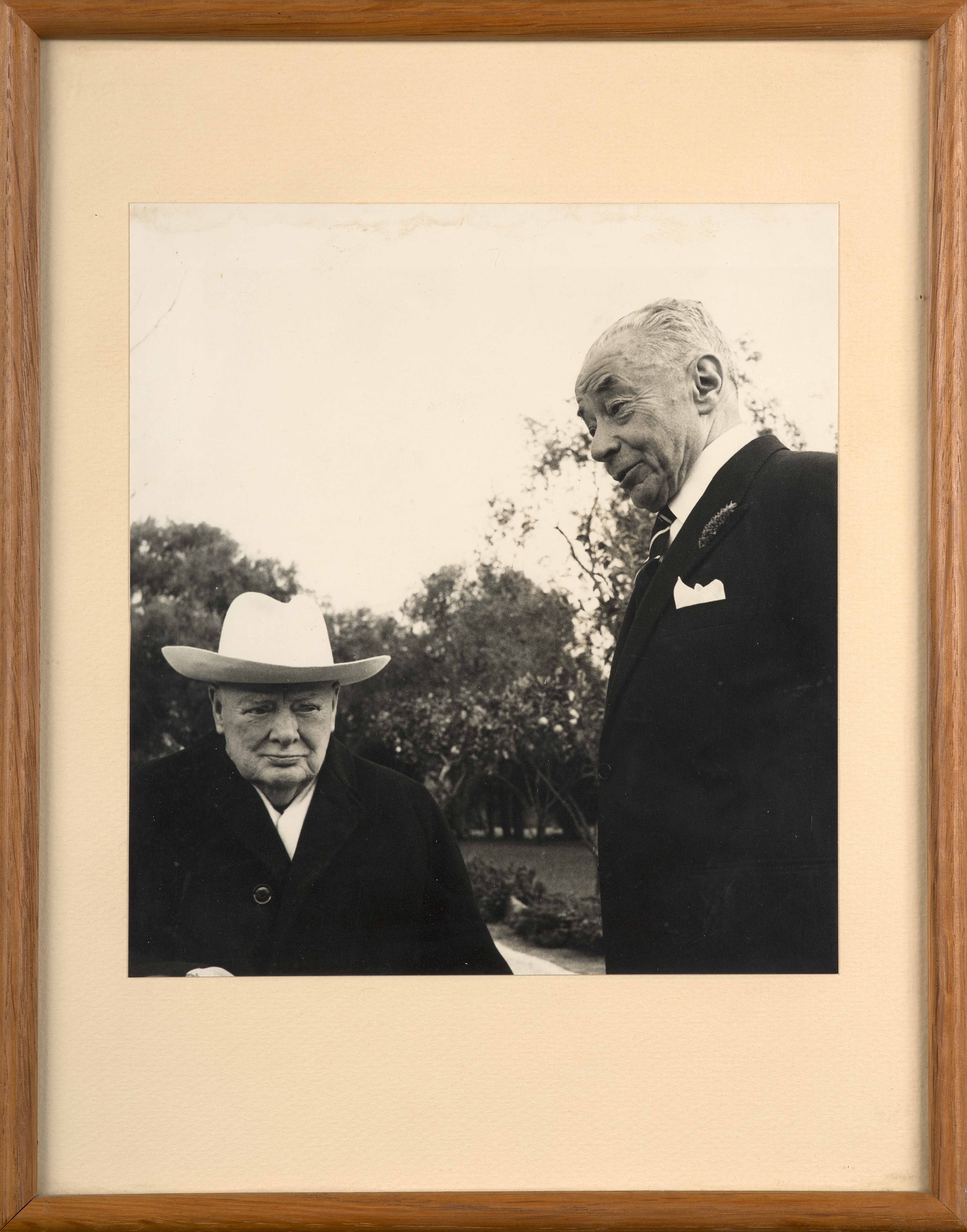 Winston Churchill et Paul Reynaud dans les jardins de la villa "La ...