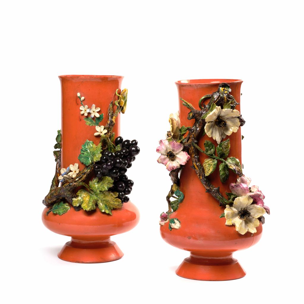PAIRE DE VASES EN BARBOTINE VERS 1900